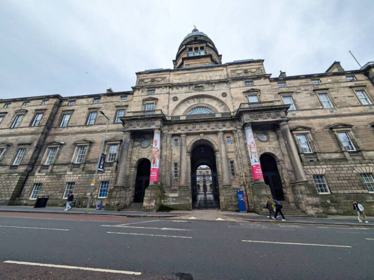 Edinburgh on a Budget (How to Eat, Stay, & Do It Cheaply)
